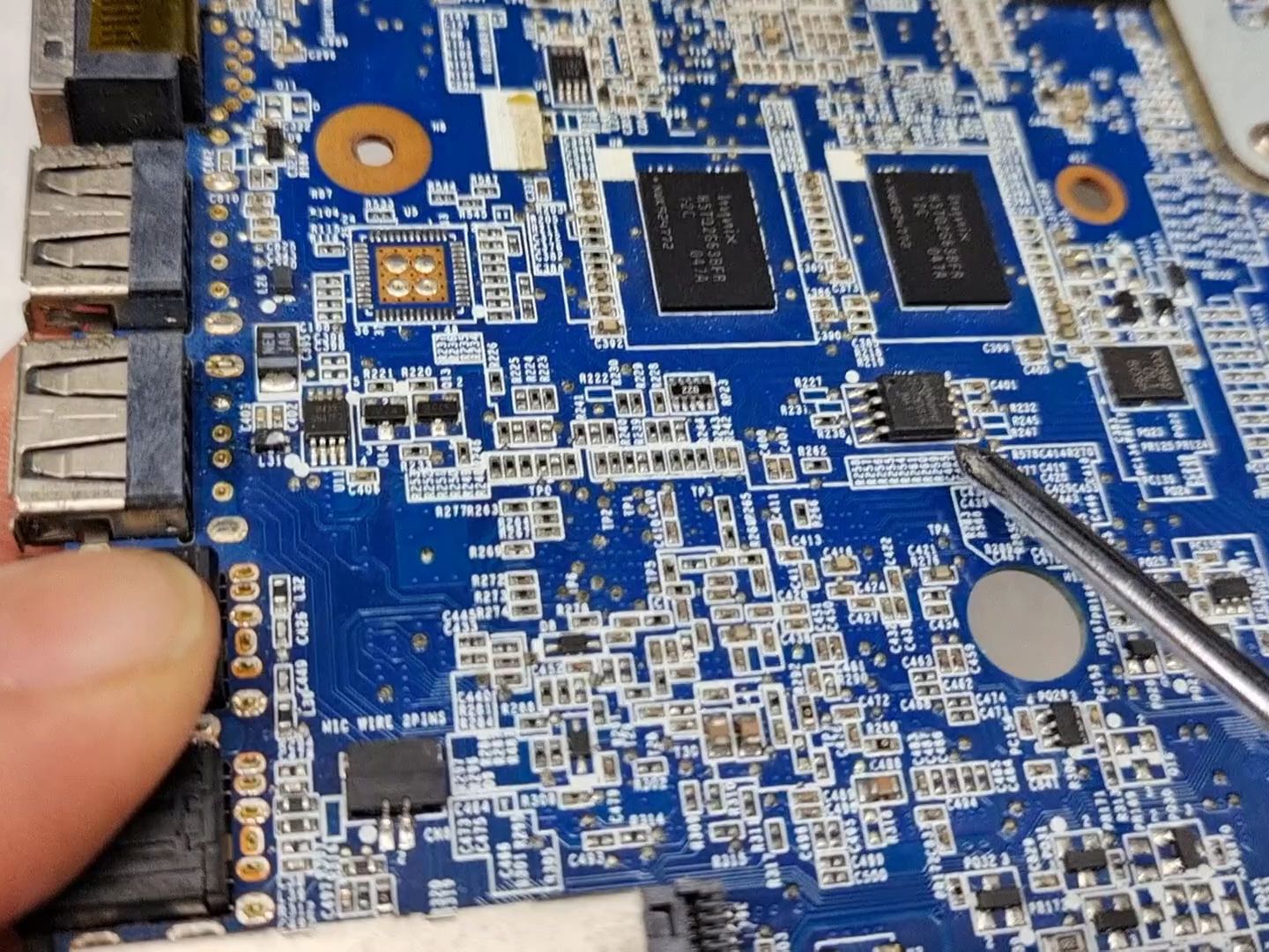 新手维修笔记本主板,这颗元器件必须认识,不显示多数跟它有关!