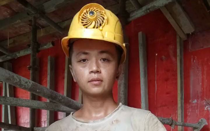 这个楼电梯要把我整神,楼梯返三步 电梯井内边预埋钢筋网 外架也是近...