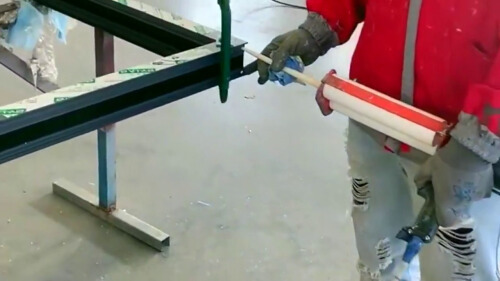 工厂工人加工一个门框,这是什么工具?固定效果很厉害