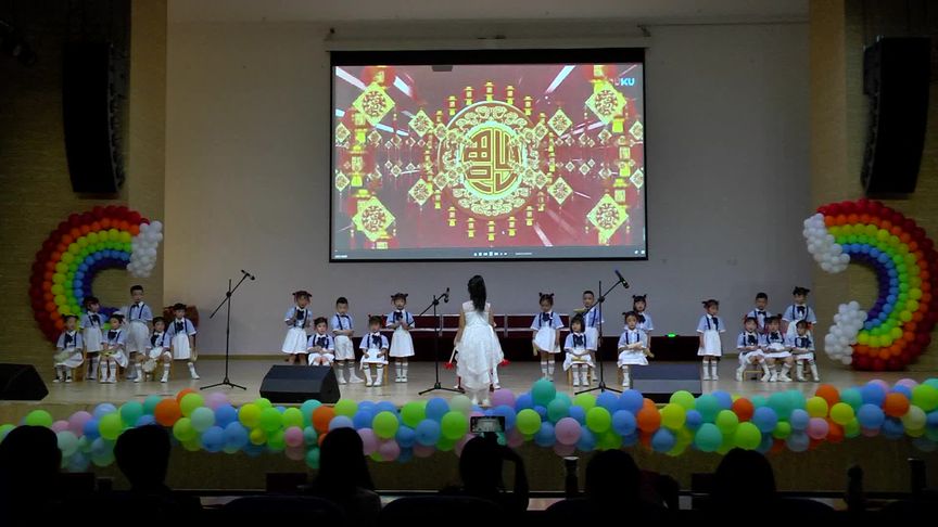 开场舞:乐器演奏,演出人员:红黄蓝幼儿园舞蹈班。指导教师