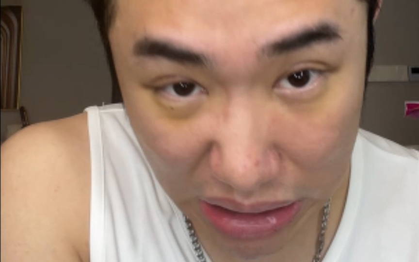 男朋友和我吃饭拿计算机算钱aa 。