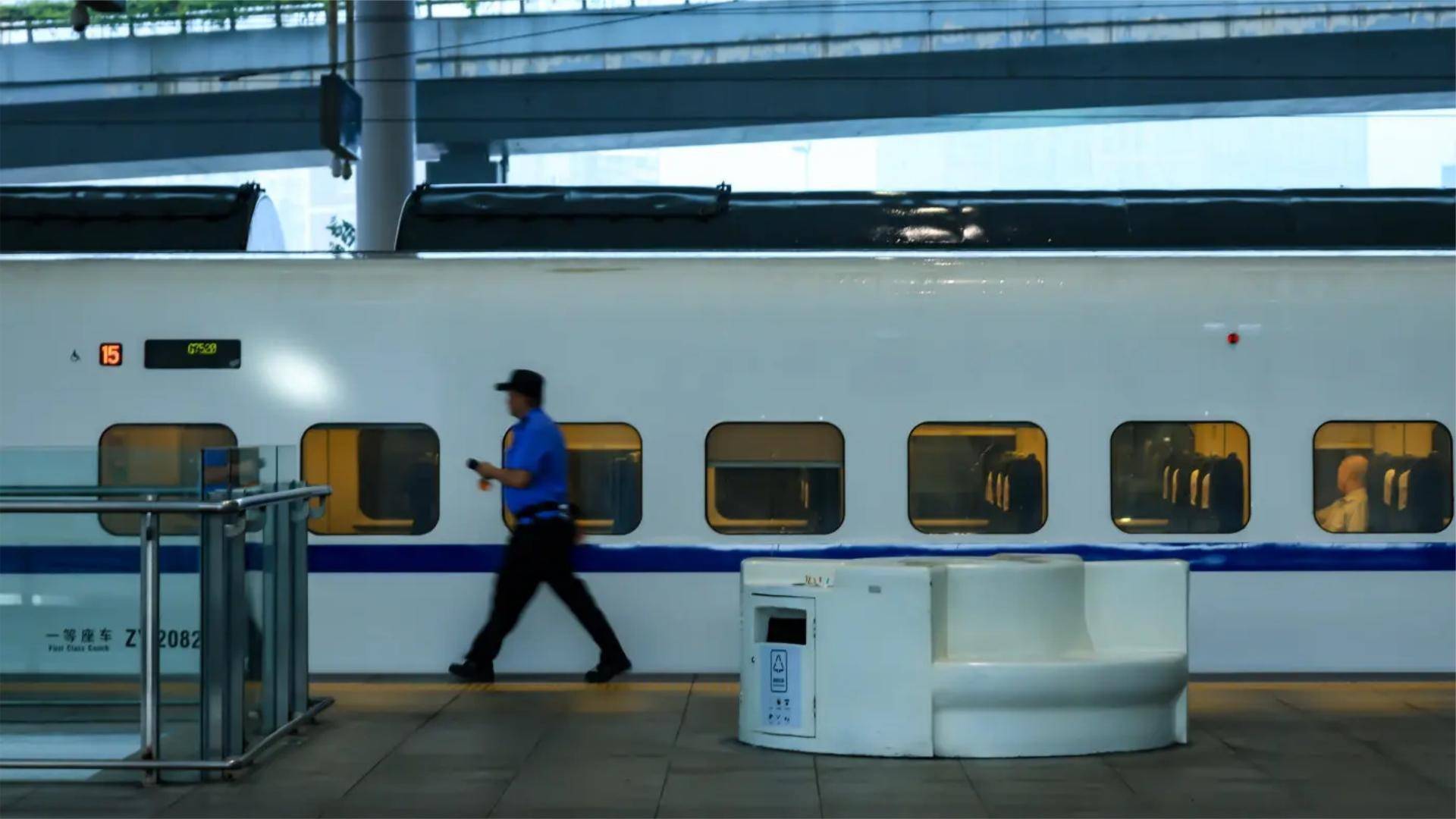 开往大连的G1294次列车上,出现惊险130秒,孩子救上来了!