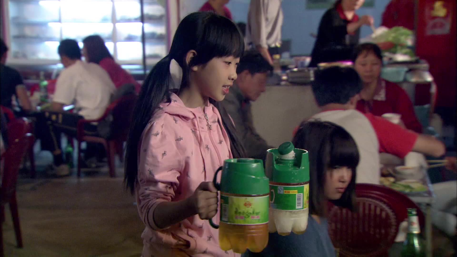 男人吸毒上瘾就是这个样子,发疯似得要打自己老婆