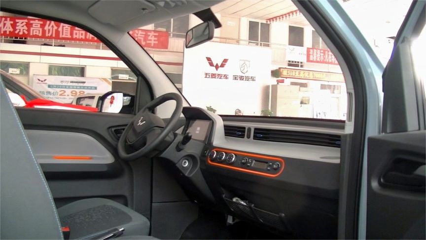 五菱宏光MINI自在款,三万多点能挂牌,能上高速的新能源电动车