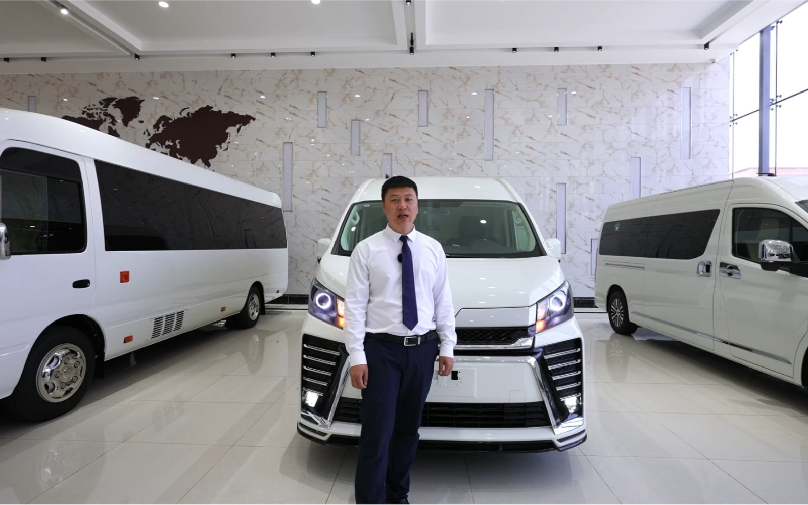 皇冠VIP版丰田海狮7座商务车