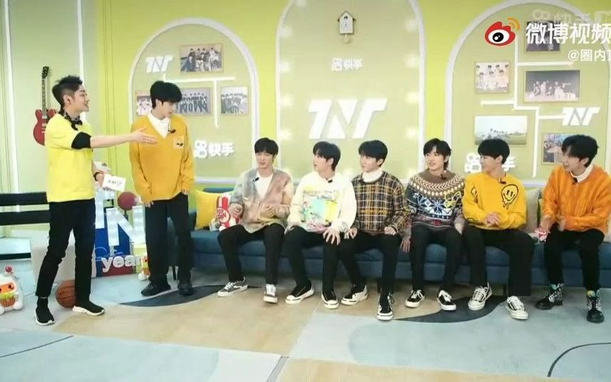 【时代少年团直播做俯卧撑】 哈哈哈哈哈,大晚上在这做俯卧撑,明天...