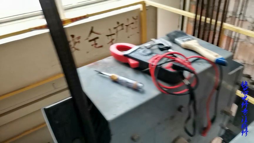 4电梯开到l固定位置时有异常声音,维修过程实拍