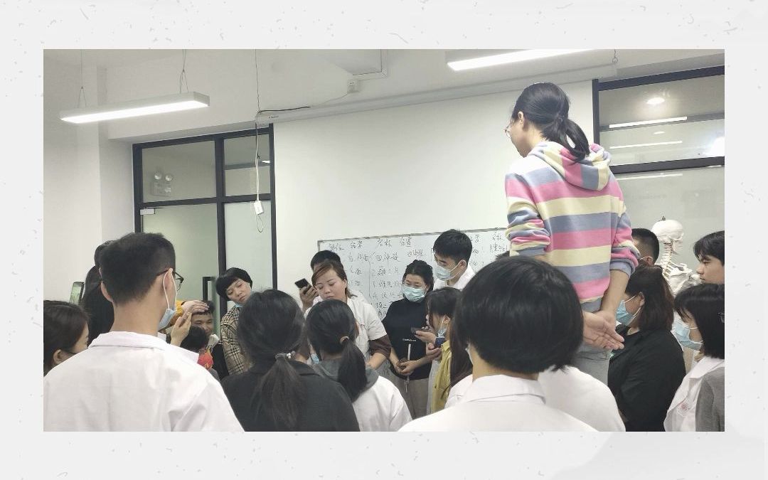 中医推拿按摩手法培训现场-推拿按摩入门24种基础手法-华手教育