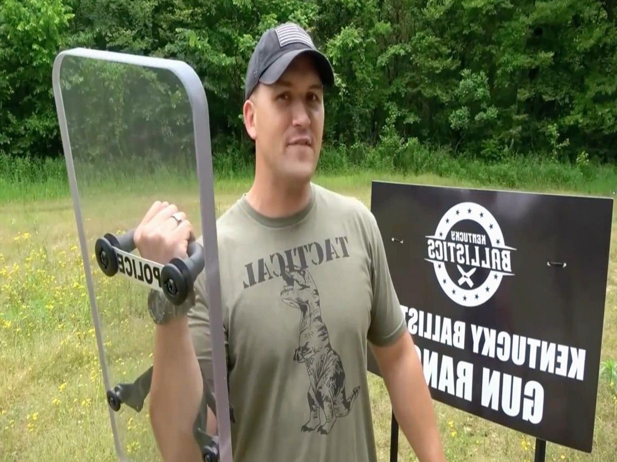 硬核测试:3厘米厚的透明防弹盾牌,能挡住加特林的威力吗?