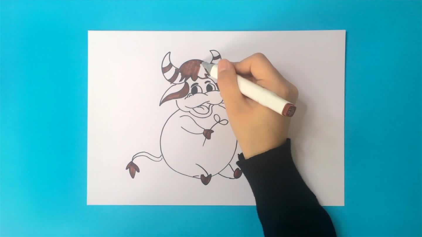 ./b>:简笔画开课啦,今天教大家画牛,小朋友.