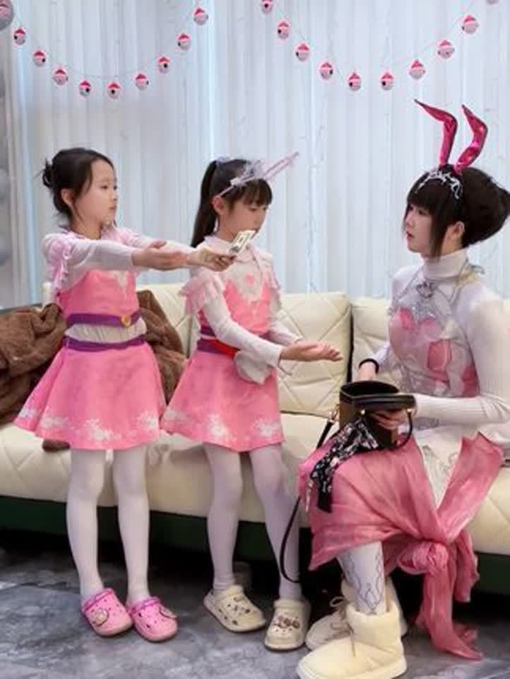 路边捡回来的小女孩竟然. #斗罗大陆唐三小舞 #唐舞桐