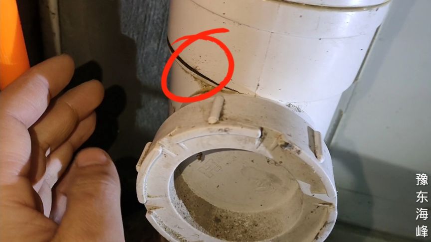 厨房总下水管裂缝,管道又被封牢,砸开后才找到困扰很久的漏水点
