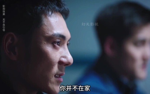 男人惊恐的发现,天底下竟有和自己长的一模一样的人