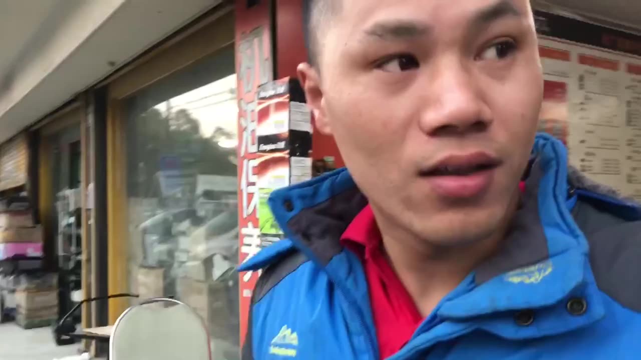 修车小伙第一次给百万电动车特斯拉搭电 看最后还是需要4s店指导下...