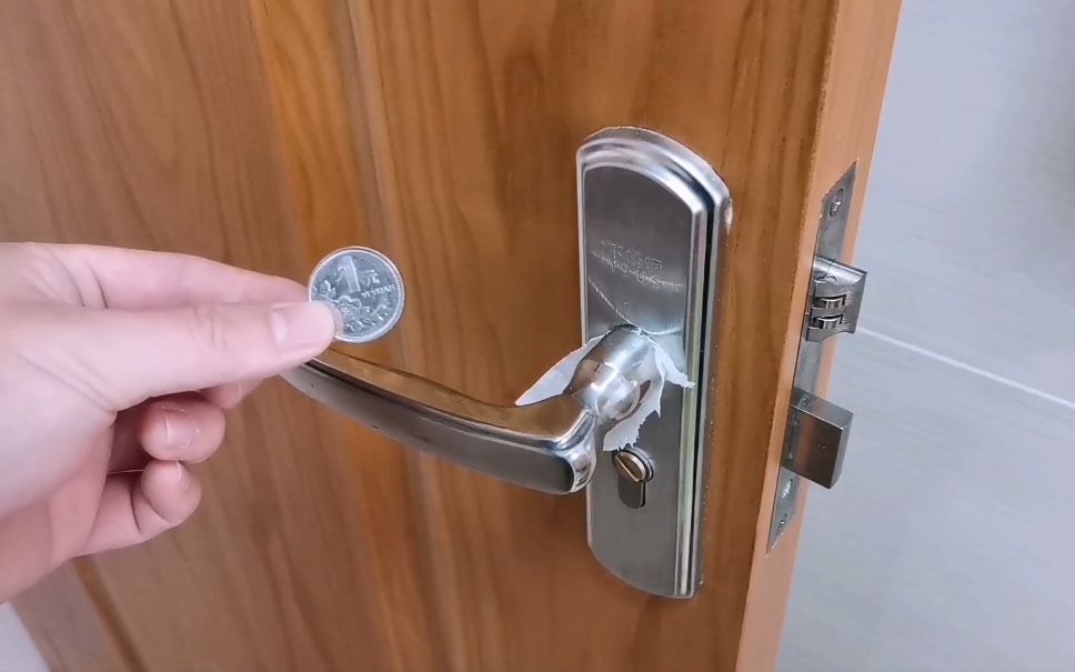 门被反锁了怎么办?别急着请开锁师傅,只需一枚硬币,几秒钟打开
