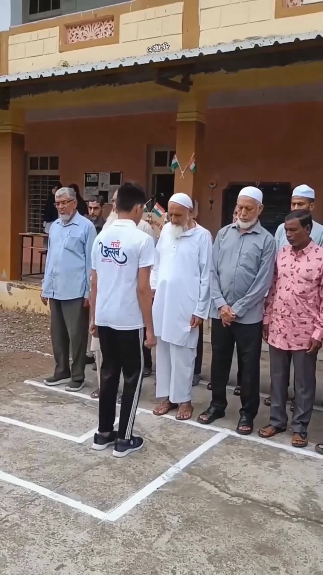 印度学校升旗仪式,代表学生每走一步都要用左脚使劲踩一脚地面