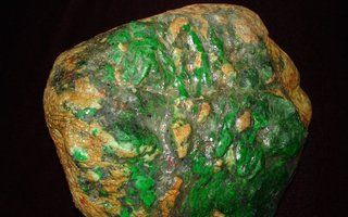 2.2kg翡翠原石,皮壳表现不错!一刀切下去能否有意外惊喜?