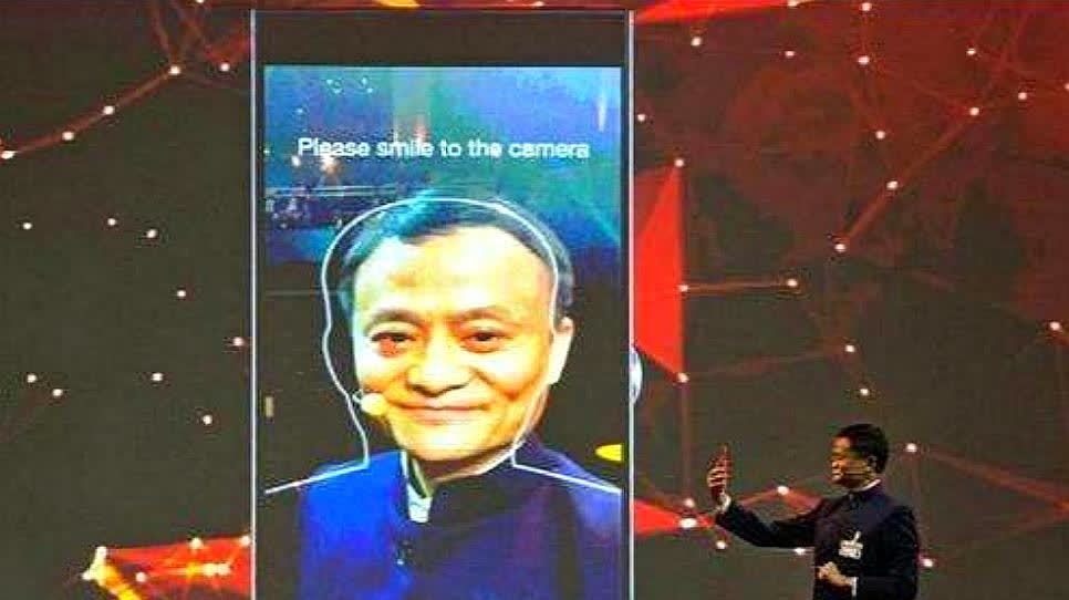 刷脸支付到底安全吗?网友用马云头像扫脸,.