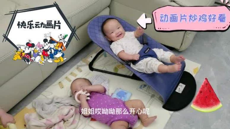 换了部萌鸡小队动画片,妹妹兴奋地手舞足蹈,姐姐沉迷于她的玩具