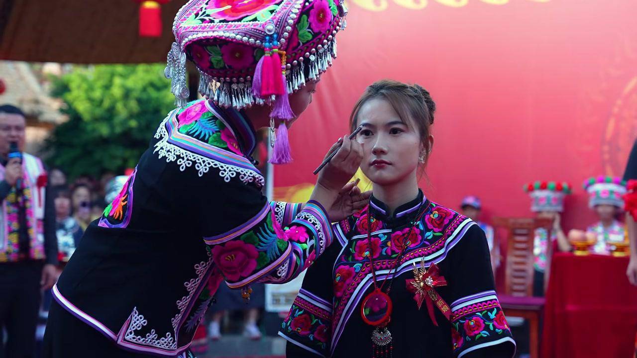 彝族传统婚俗亮相赵家店火把节~农历六月二十五,是赵家店镇一年一度...