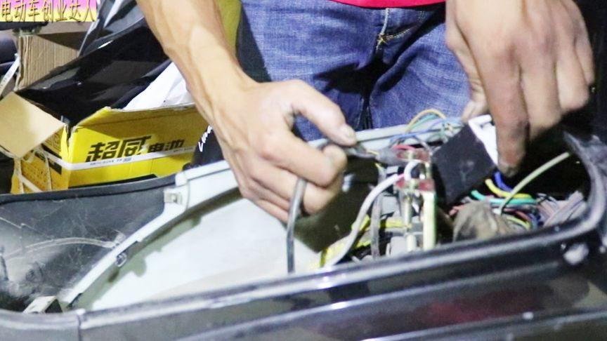 电动车充电一直不变灯?小伙教你一招轻松解决,再不求人了