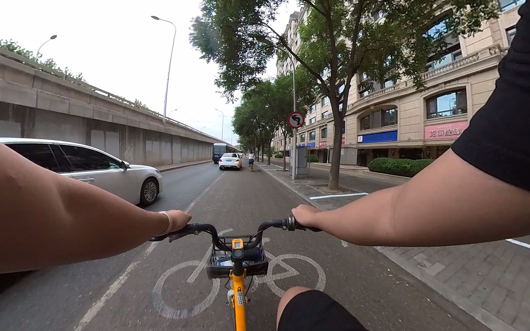 京ALJ547进入非机动车道行驶、压实线便道