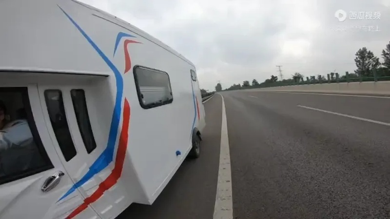六万块钱就能买房车?新疆大哥开着电动三轮房车闯西藏,靠谱吗?