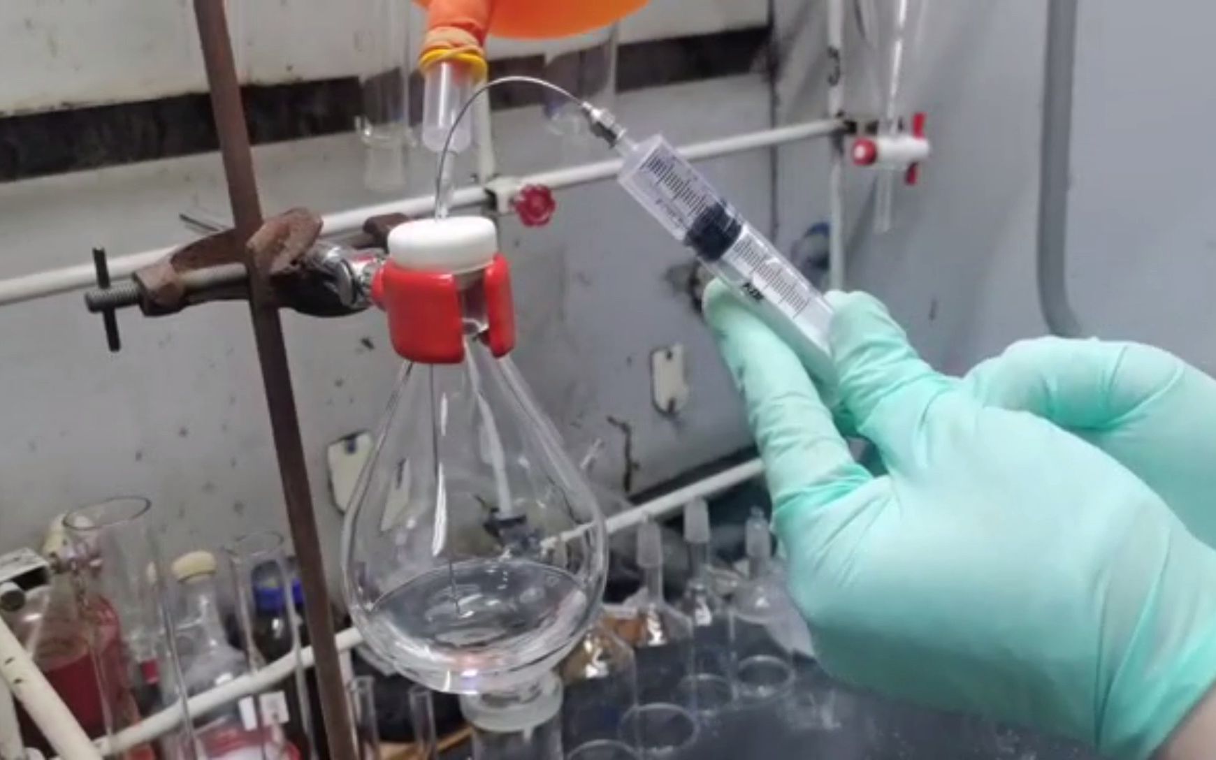 02 注射器取液操作