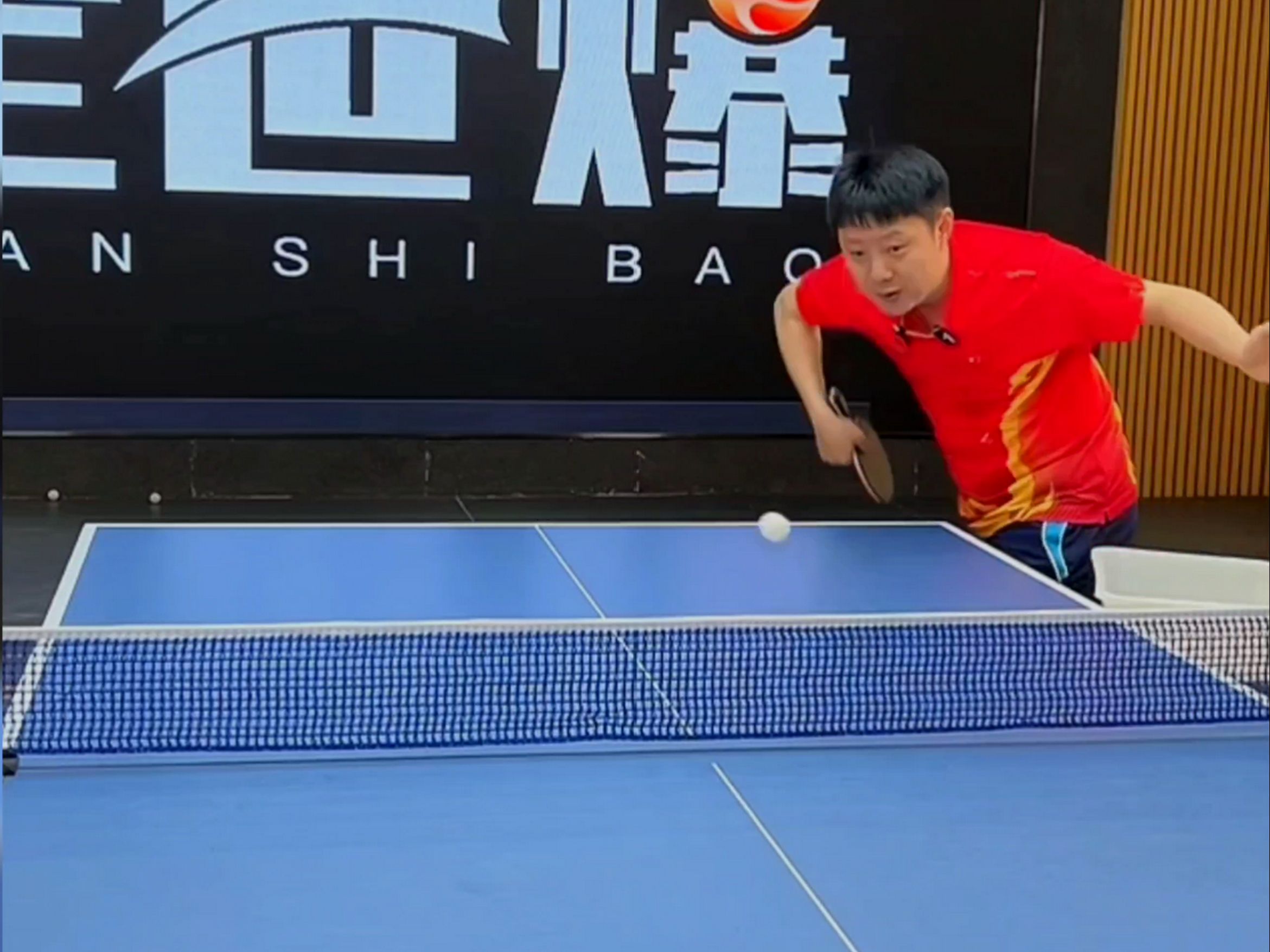 最酷炫的逆旋转发球应该怎么发?抬肘-手腕内收外展。陈浩分享经验