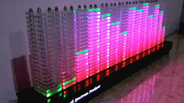 小伙技术太牛了,在家做了一台音乐频谱显示器