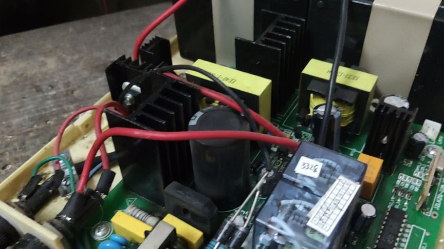 电动门控制器不工作,打开上盖检修控制电路。