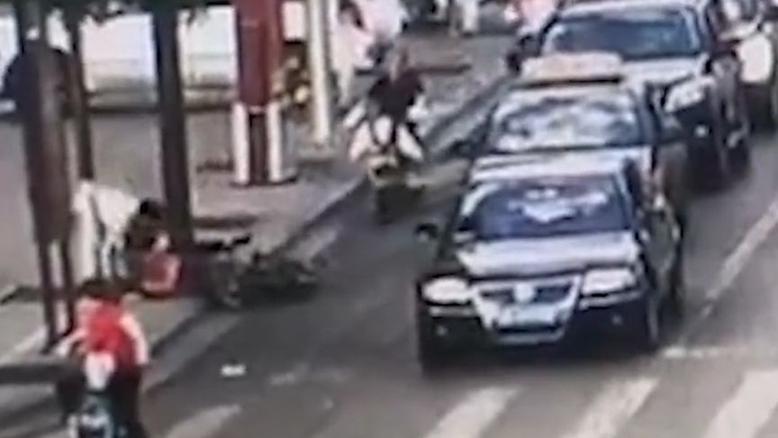 出租车图方便未靠边停车 乘客开门推到过路电动车
