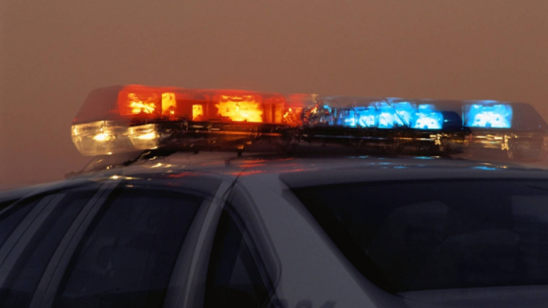 珠海一小区业主放火烧自家房子,事前疑在群里发预告,物业回应