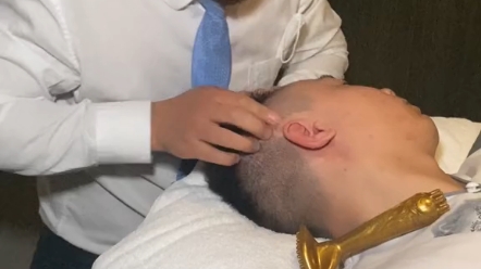 头疗点印堂,开天门,推坎宫。点按神庭至百会穴风池穴舒缓放松。健康...