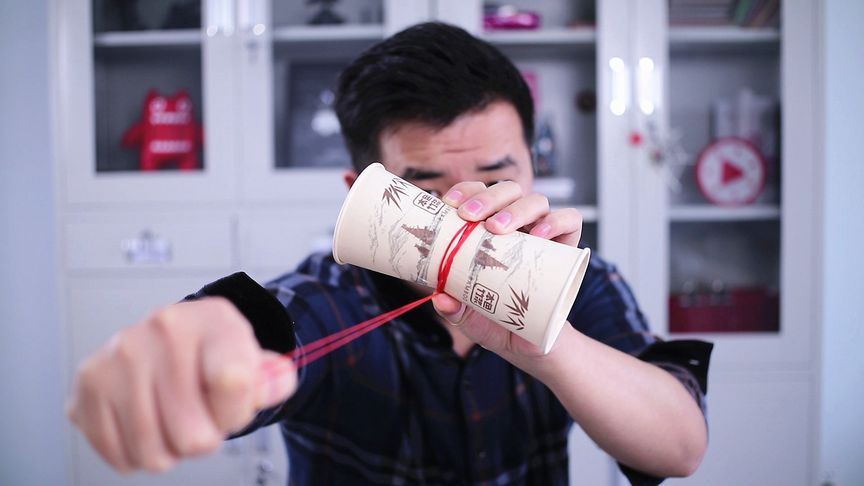 能旋转回来的纸杯飞行器,原理很高端,制作起来却很简单!