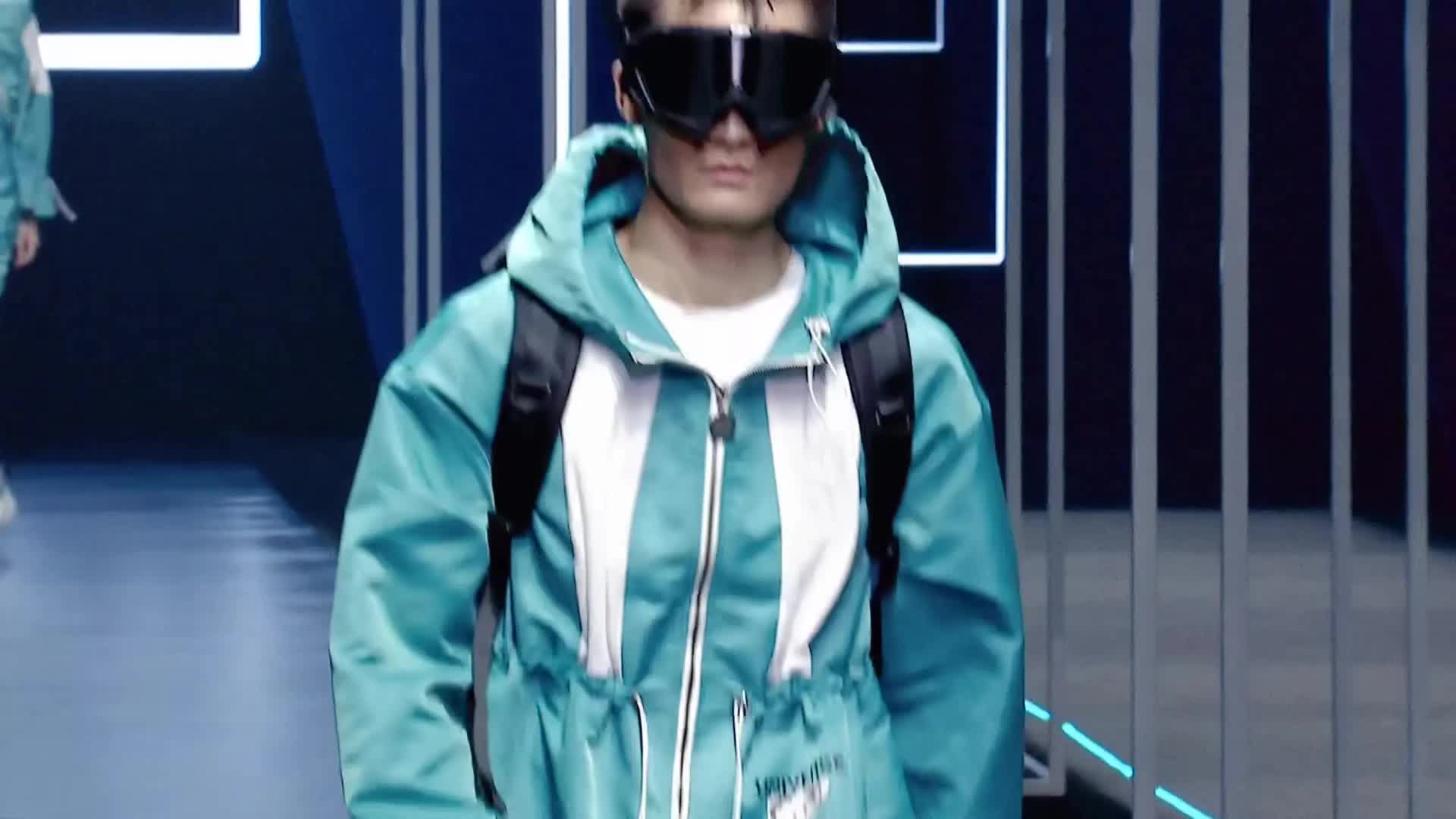 中国传统纹样与科技面料的混搭等设计手法展现了人类从远古到未来对...