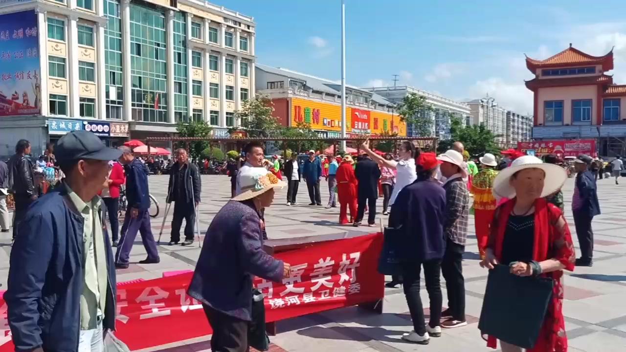 食品安全宣传,没有拎兜现场纯粹了许多