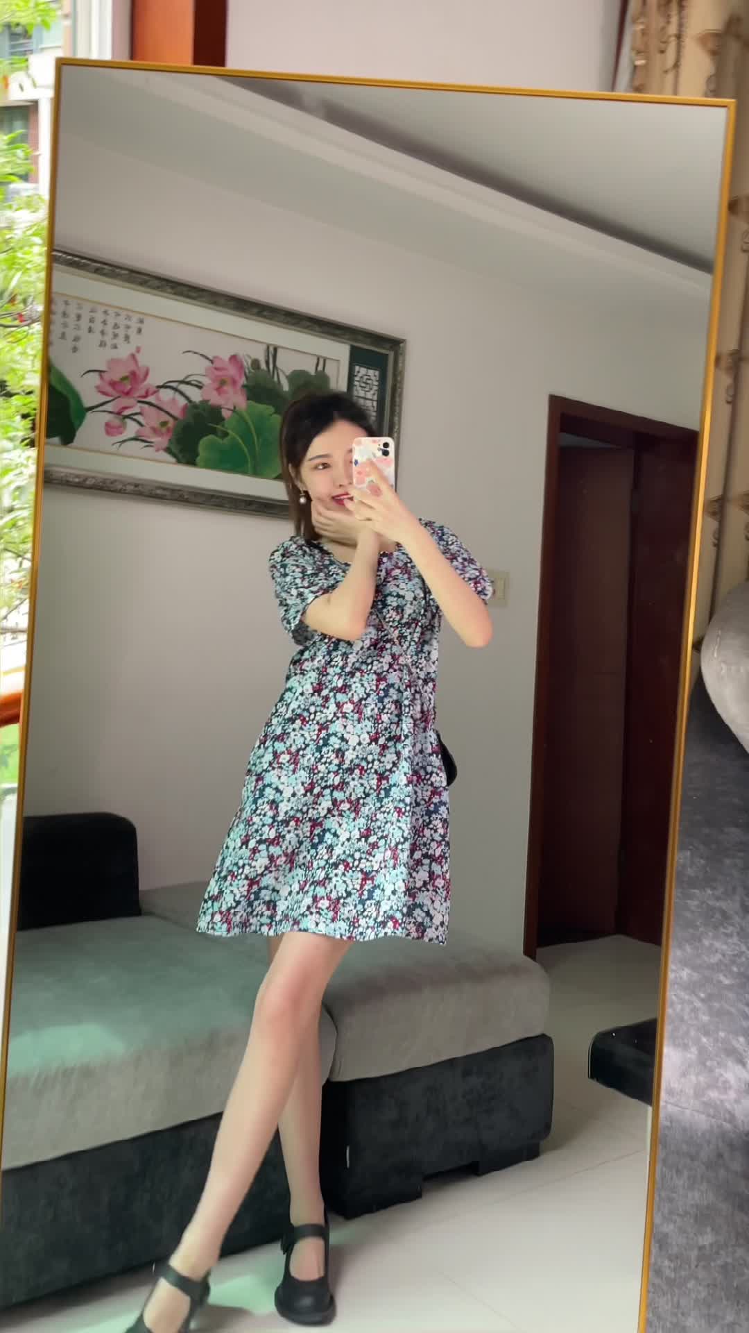 小前台上班日常,化个妆,穿条漂亮的裙子,喷一喷香水,一天都会有好心情!