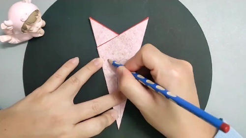 新年到,画3个爱心,剪个漂亮的爱心新年窗花剪纸吧,简单好看