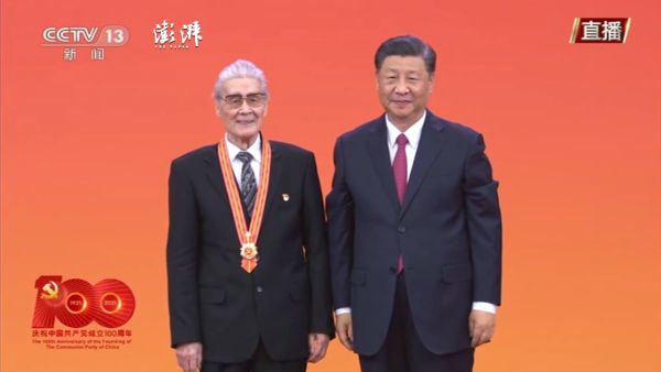蓝天野授颁“七一勋章”,77年舞台生涯初心不变