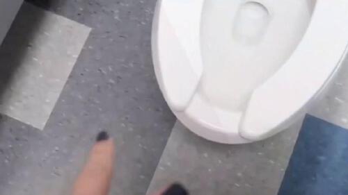 揭秘女厕所下面缝隙之谜!恍然大悟了