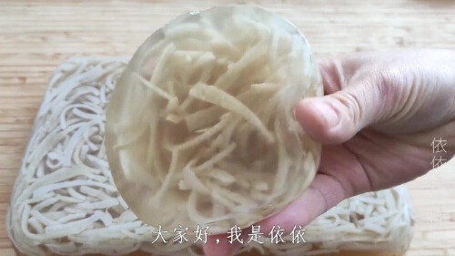 快过年了,教你水晶皮冻的家常做法,做好的皮冻晶莹透亮无腥味