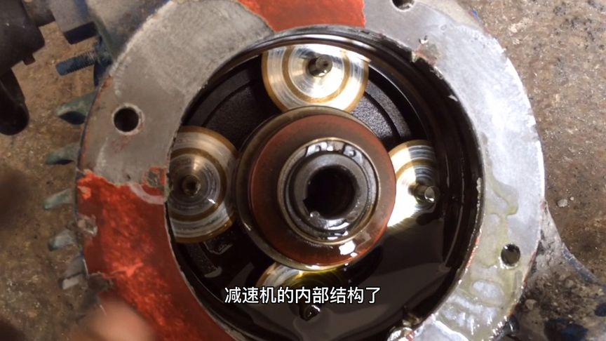 行星摩擦式无极变速机。电机烧了,要拆成这样才能换线圈。