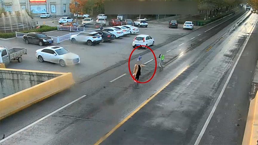 “飞奔式”横穿马路丨暑期儿童交通安全警示教育系列视频