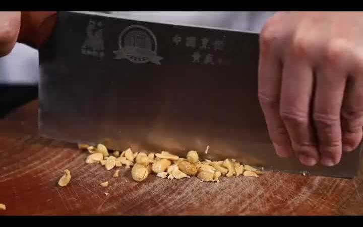 ...种厨房常用刀法分享之——摇刀切,适用于体积小、形状圆、易滑动的...