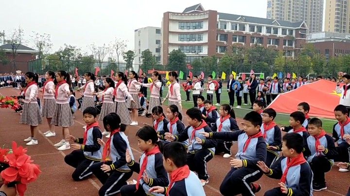 运动会开幕式入场方阵:六年级精彩展示!