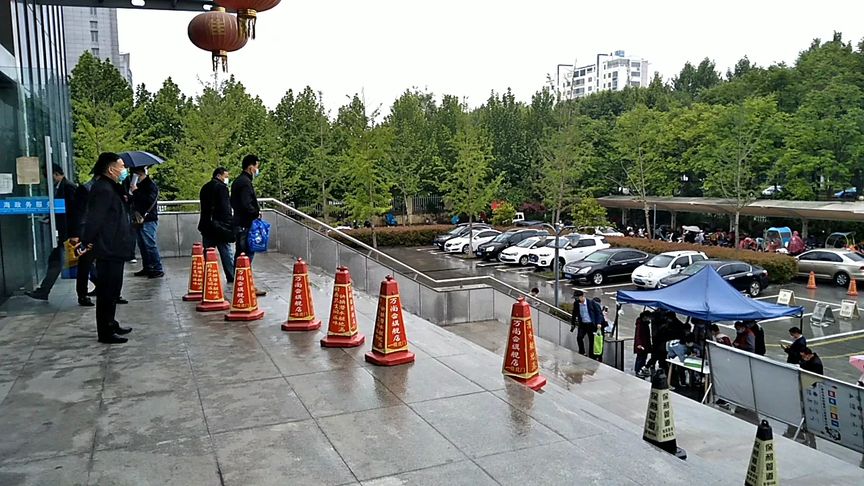 来政务大厅办事,人还真不少