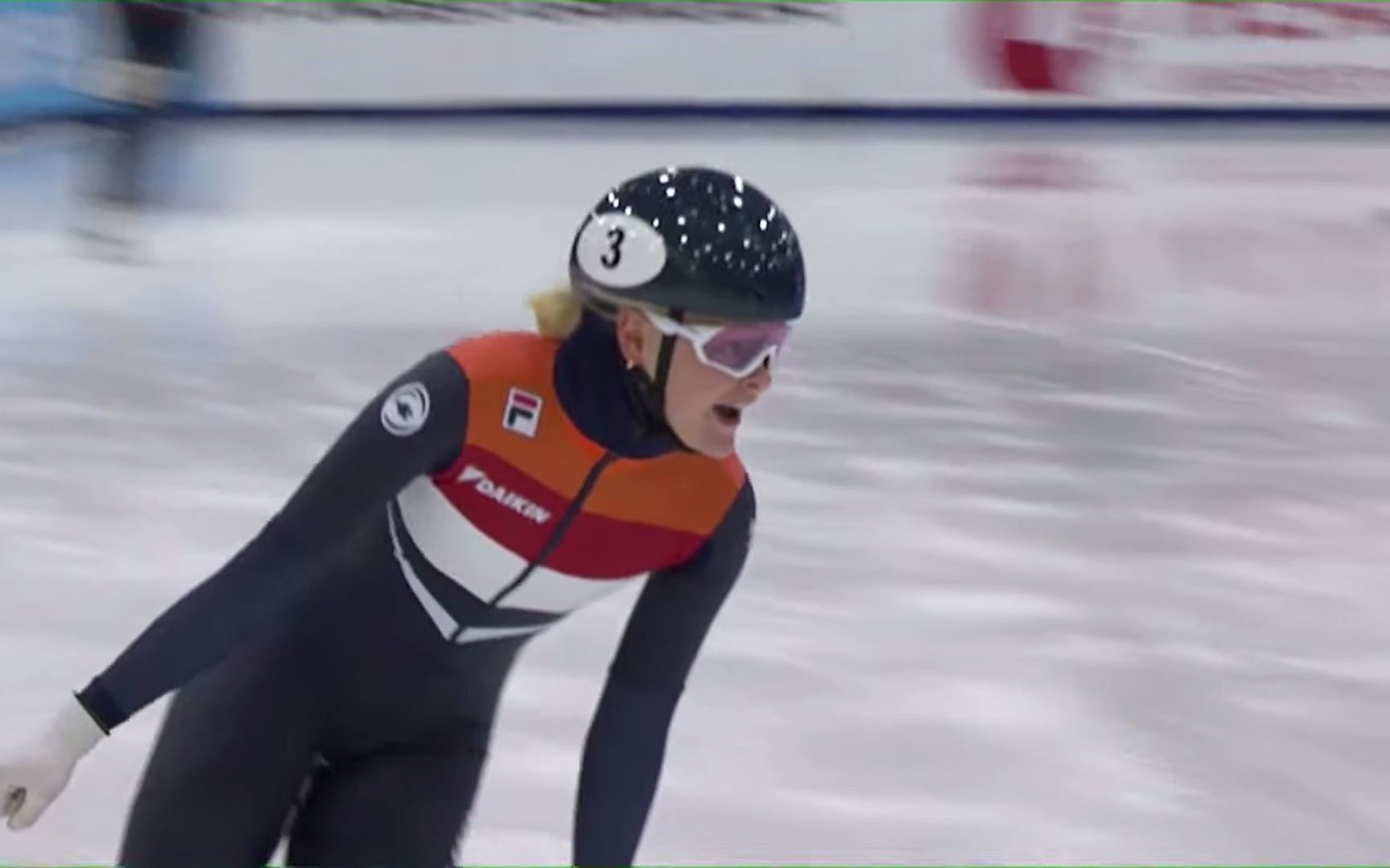 珊德拉·维尔泽波尔创造新的短道速滑女子500米世界纪录41秒416