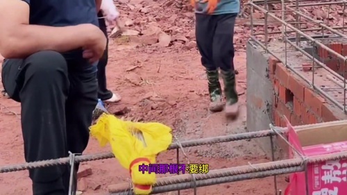 钢筋制作的非常到位连钢筋底部都垫上了小砖块留下保护层尺寸