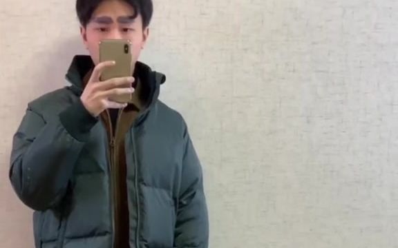 感受一下皮衣外面穿一件羽绒服是什么样的。反正我觉得很暖和。#...